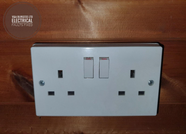 Reasons why half of plug socket outlet stop working | Electrical Faults ...